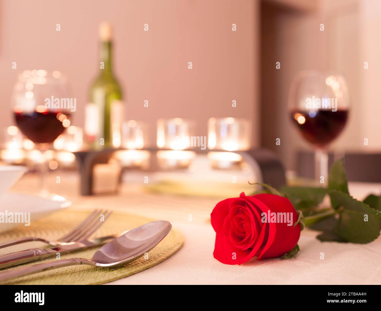 Candle light dinner couple hi-res stock photography and images - Alamy