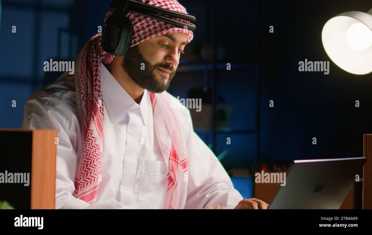 Arabic employee office hi-res stock photography and images - Alamy