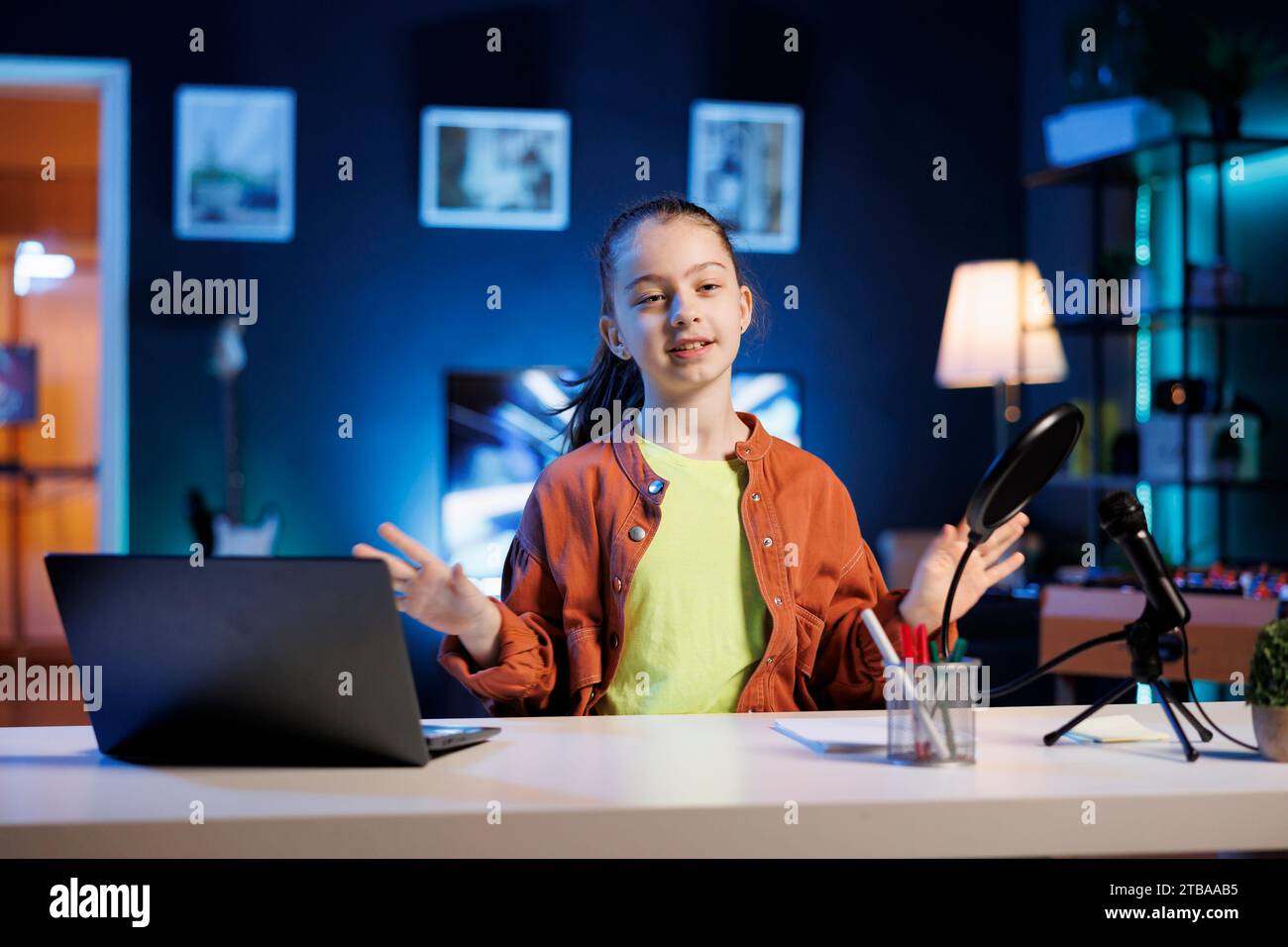 Child microphone audience hi-res stock photography and images - Alamy