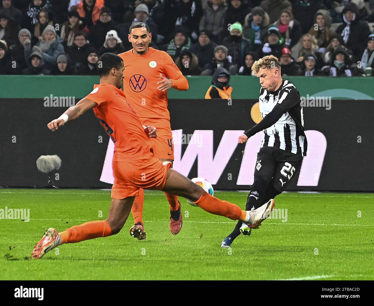 Der Schuss von Robin Hack (Borussia Moenchengladbach, #25) wird durch ...