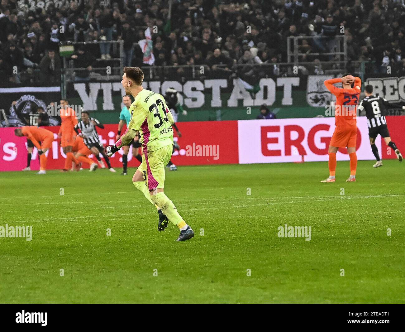 Waehrend Moritz Nicolas (Borussia Moenchengladbach, #33) nach dem Tor ...