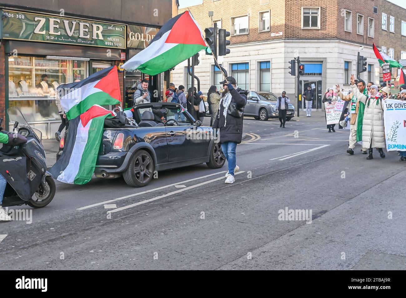 Full ceasefire now hi-res stock photography and images - Alamy