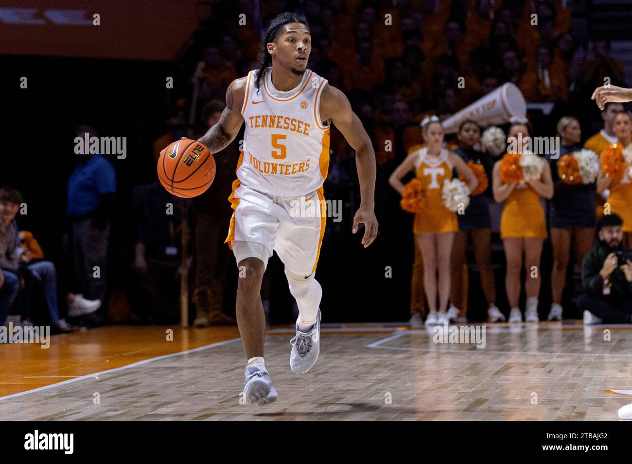 Tennessee guard Zakai Zeigler (5) drives the ball up court during the ...