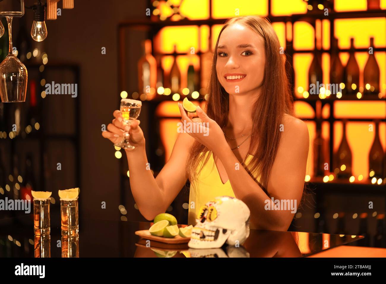 Beautiful woman mexico and bar hi-res stock photography and images - Alamy