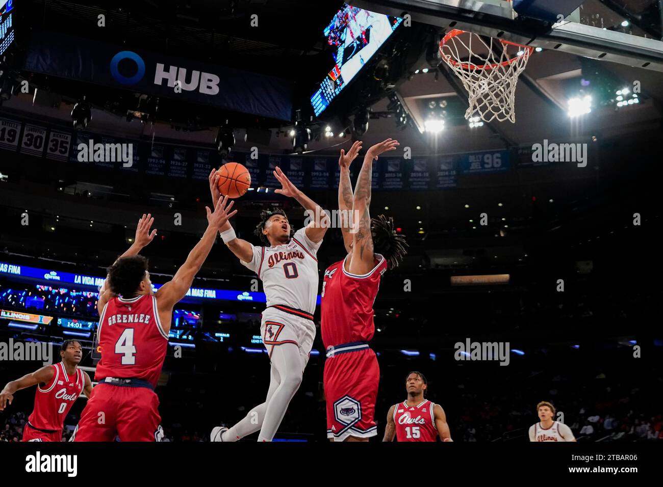 Illinois' Terrence Shannon Jr. (0) shoots between Florida Atlantic's ...