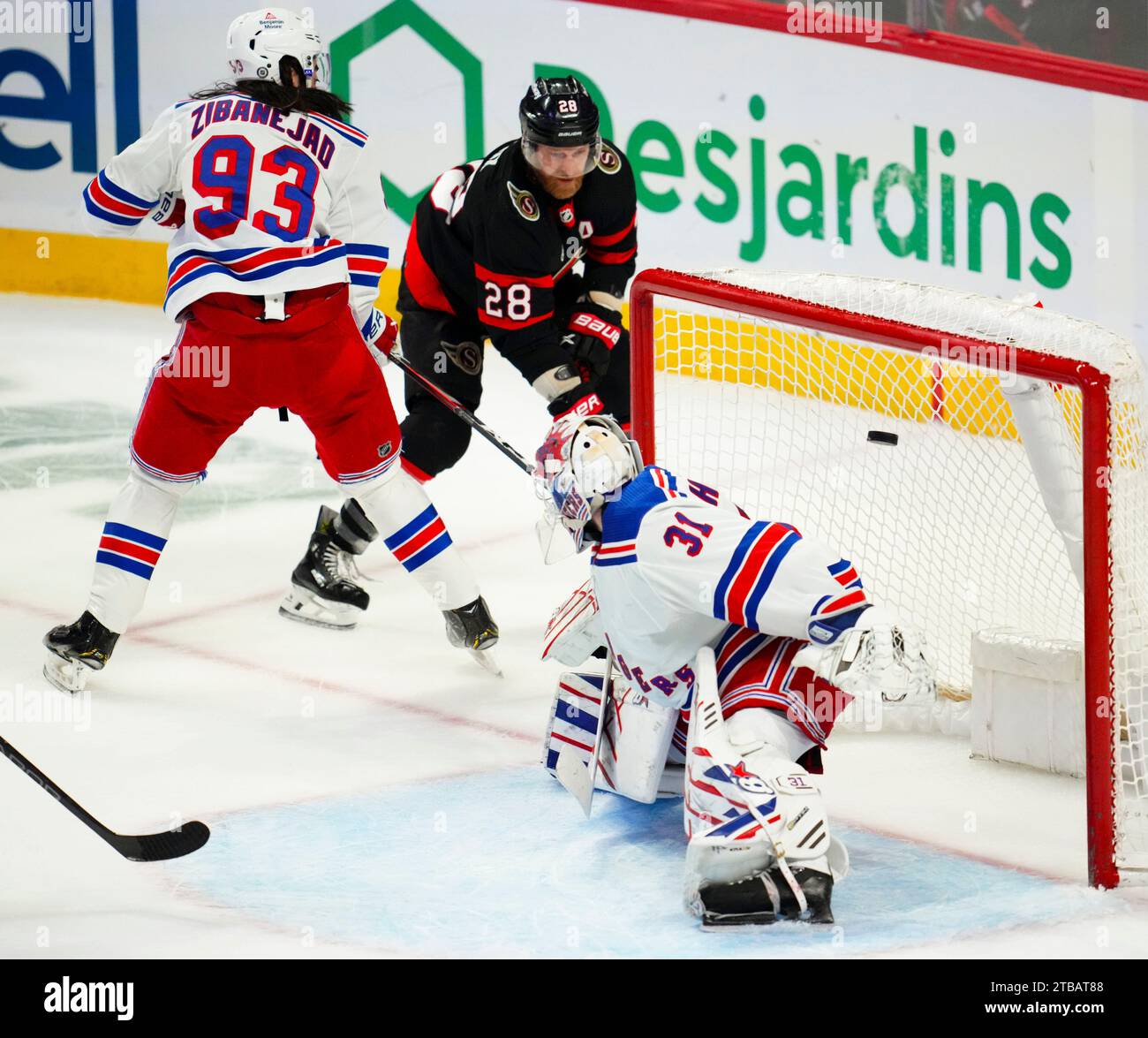 Ottawa Senators right wing Claude Giroux (28) scores on New York ...