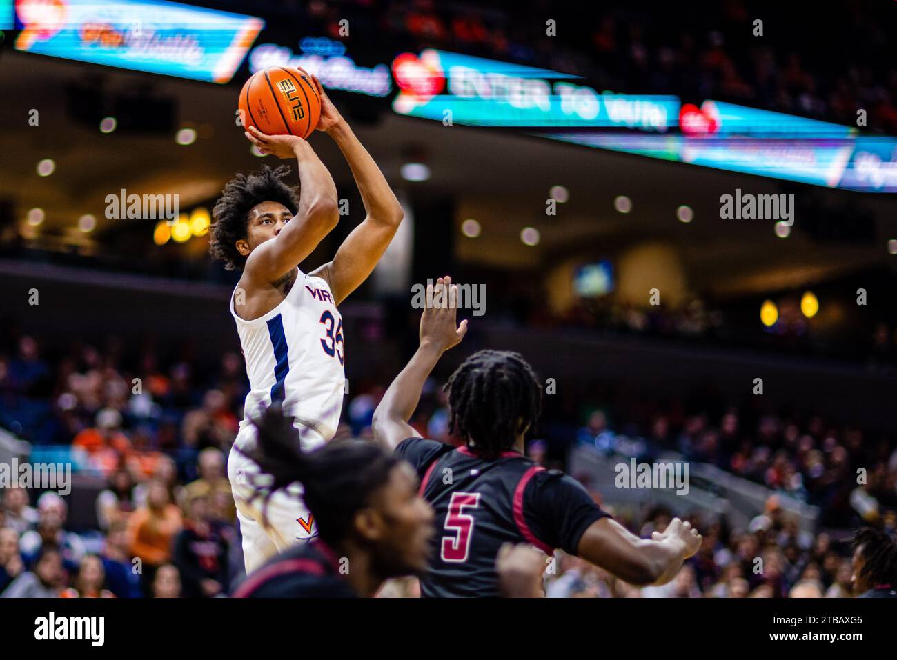 Charlottesville, VA, USA. 5th Dec, 2023. Virginia Cavaliers guard Leon ...