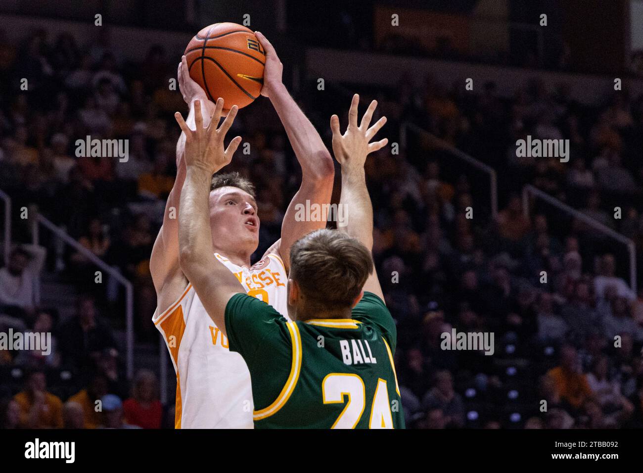 Tennessee guard Dalton Knecht (3) shoots over George Mason guard Austin ...
