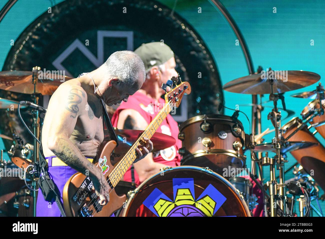 Flea (bass), Chad Smith (drums). Red Hot Chili Peppers. Live in Buenos ...