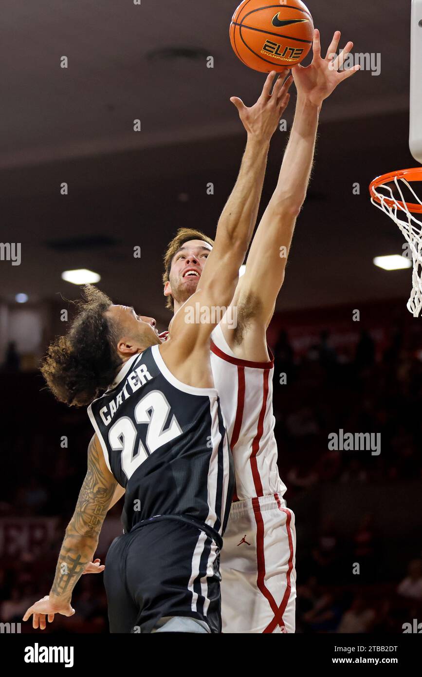 Providence guard Devin Carter (22) shoots against Oklahoma forward Sam ...