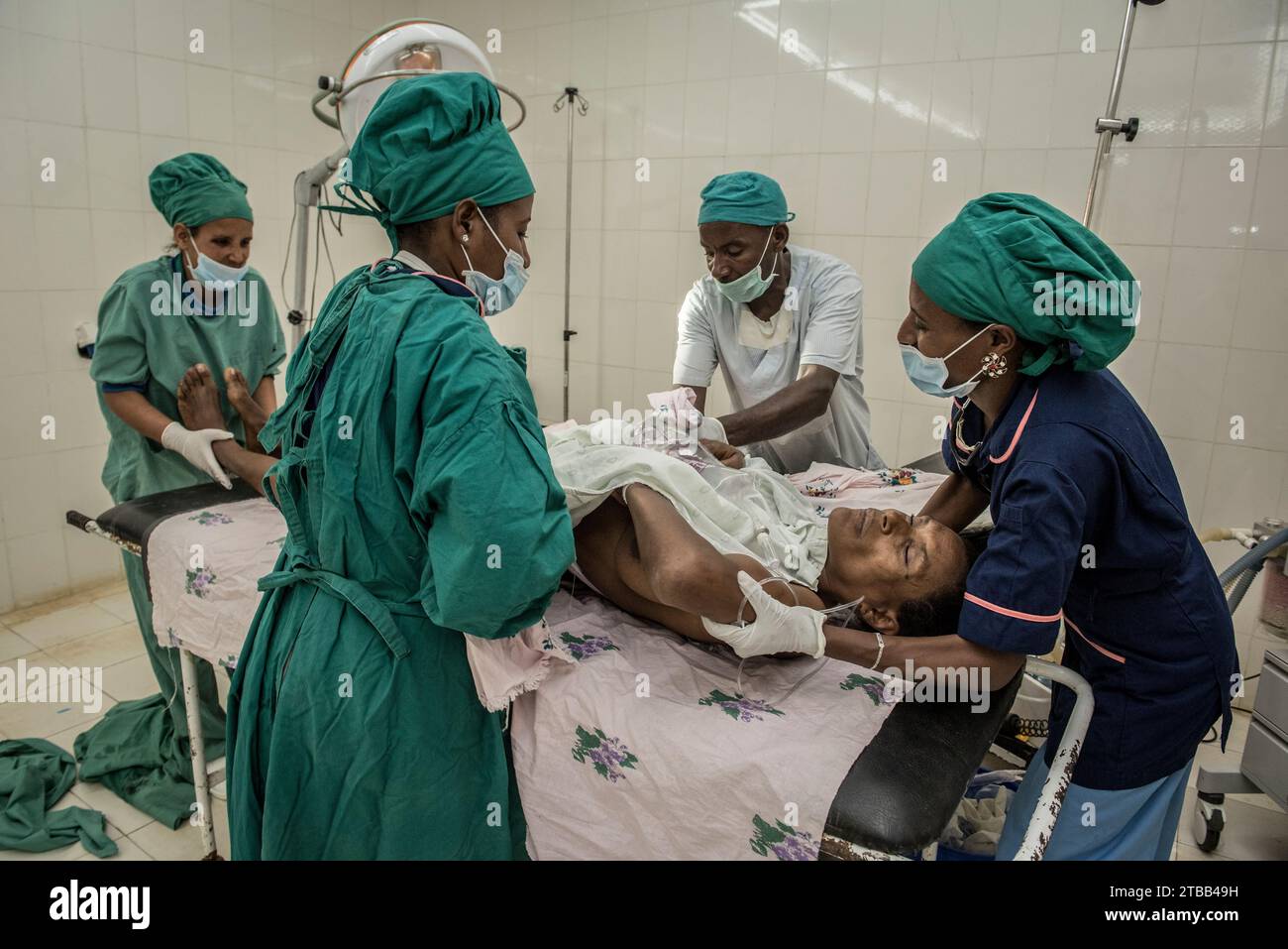 Moving surgical patient Stock Photo - Alamy