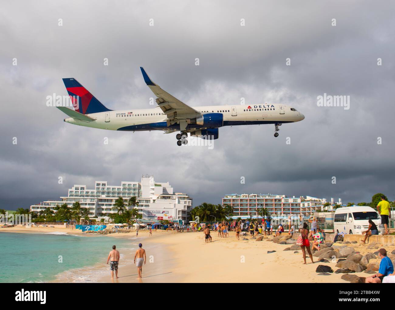 Delta Air Lines Boeing 757 flying over Maho Beach before landing on ...