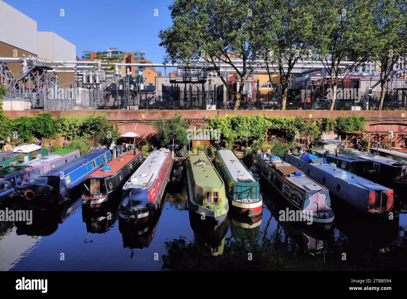 Colourful long boats with reflections moored in Regent’s Canal Lisson ...