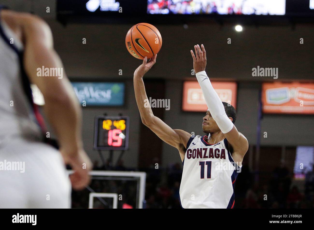 Gonzaga guard Nolan Hickman (11) shoots during the second half of an ...