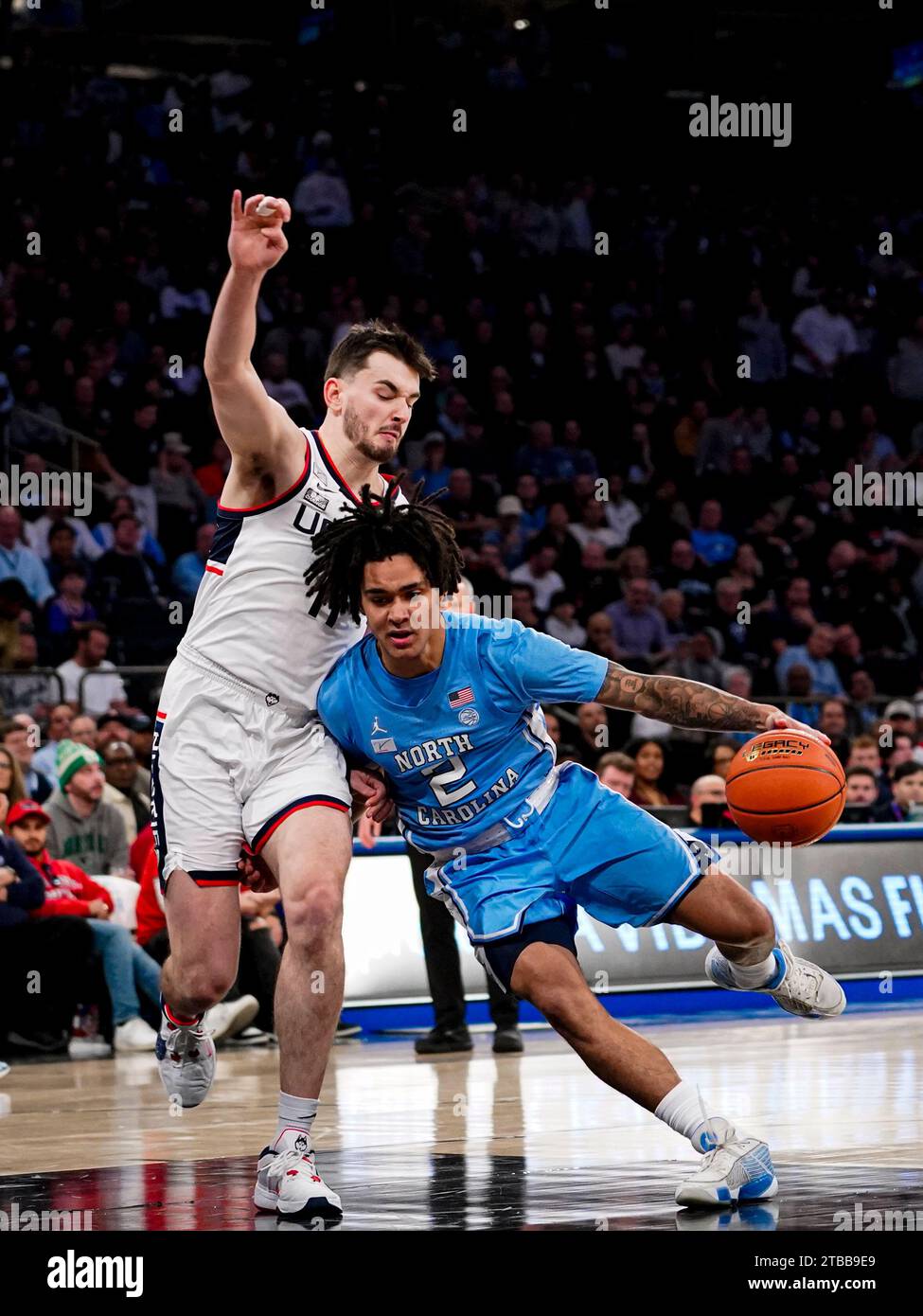 North Carolina guard Elliot Cadeau (2) drives to the basket against ...