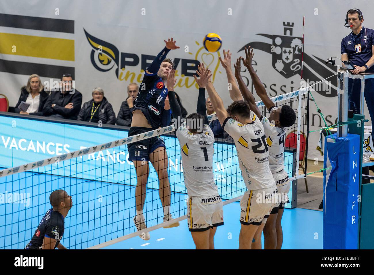 (C) Denis TRASFI / MAXPPP - à l'Espace Omnisport du Plessis-Robinson, le 05-12-2023 - Volley ...