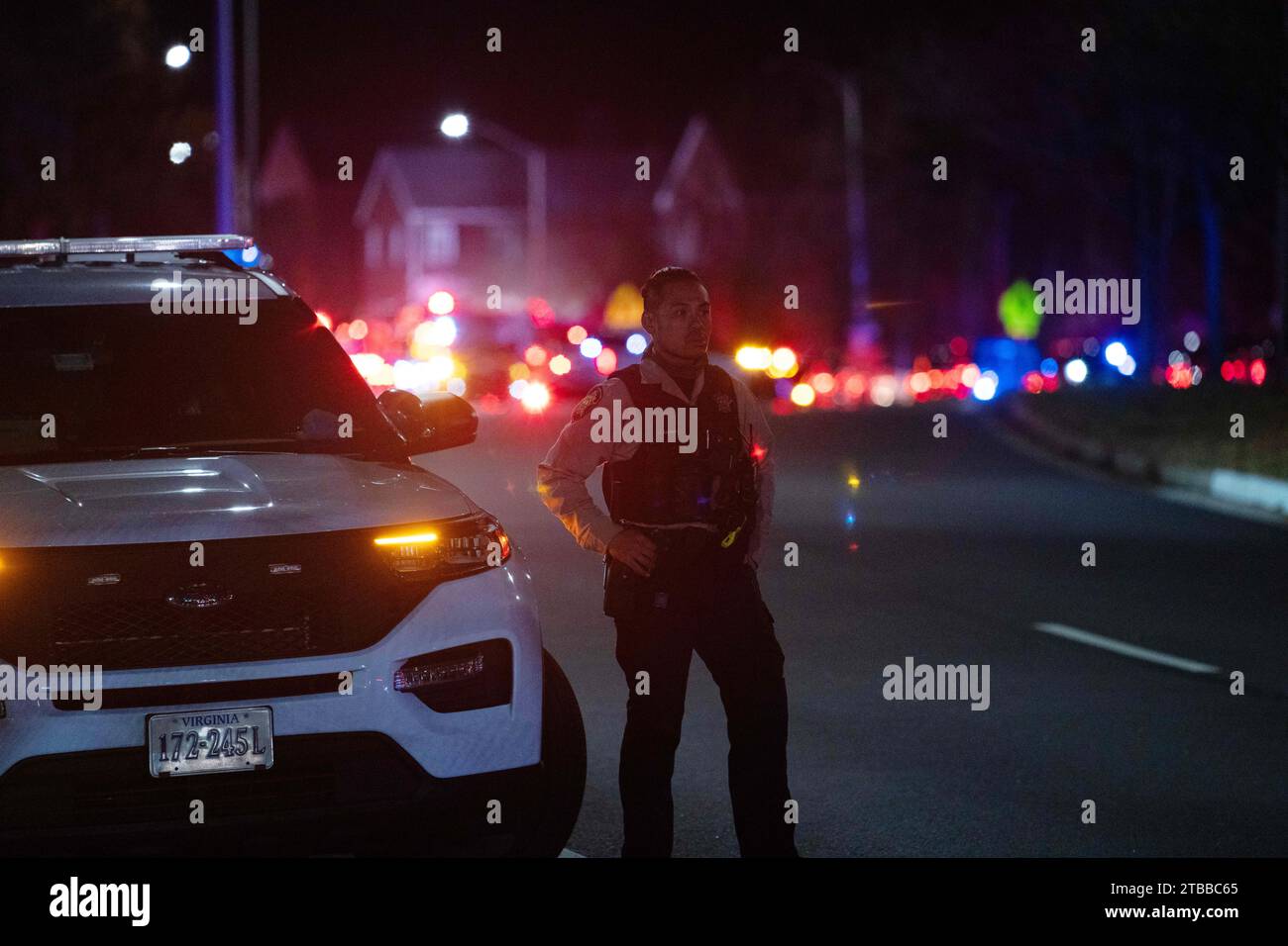 (231206) -- WASHINGTON, D.C., Dec. 6, 2023 (Xinhua) -- A police officer ...