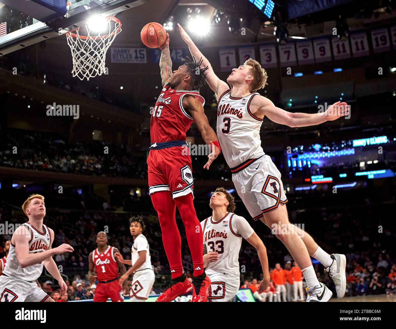 Florida Atlantic Owls guard Alijah Martin (15) drives to the basket as ...