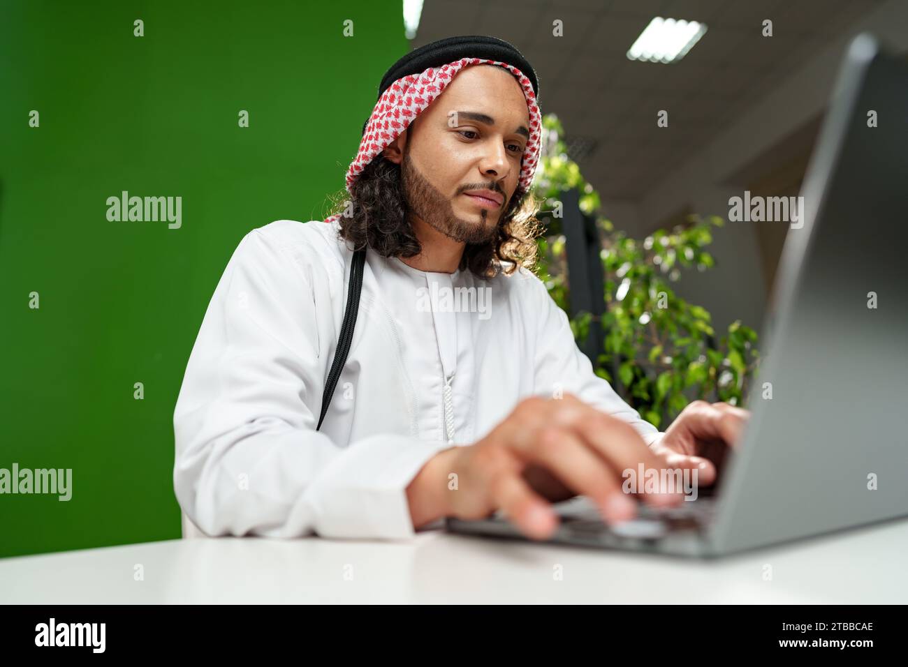 Emirati man computer happy hi-res stock photography and images - Alamy