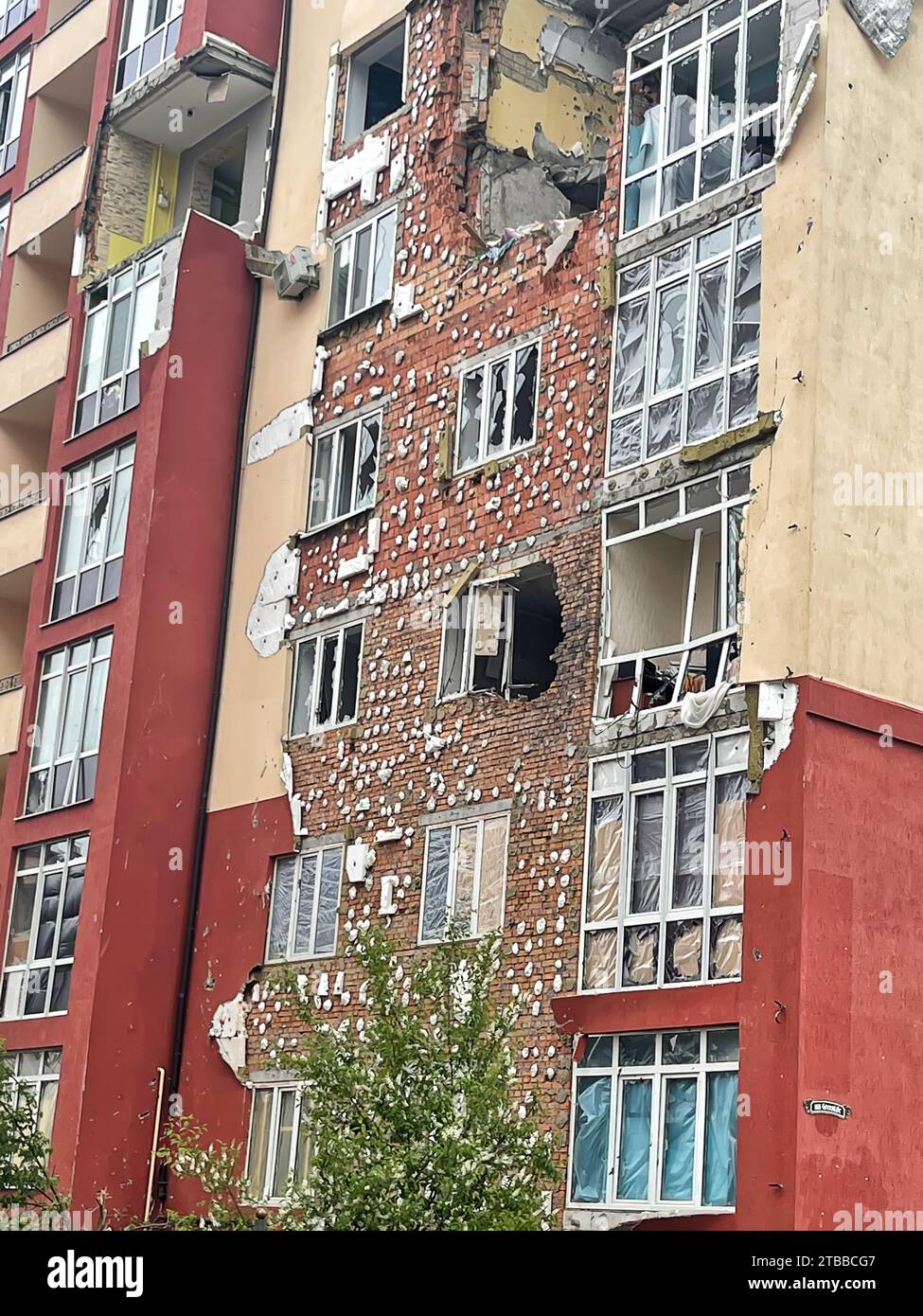 Terrible ruins residential building hi-res stock photography and images ...