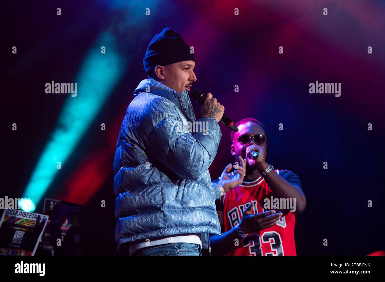 Slim still working 2 review hi-res stock photography and images - Alamy