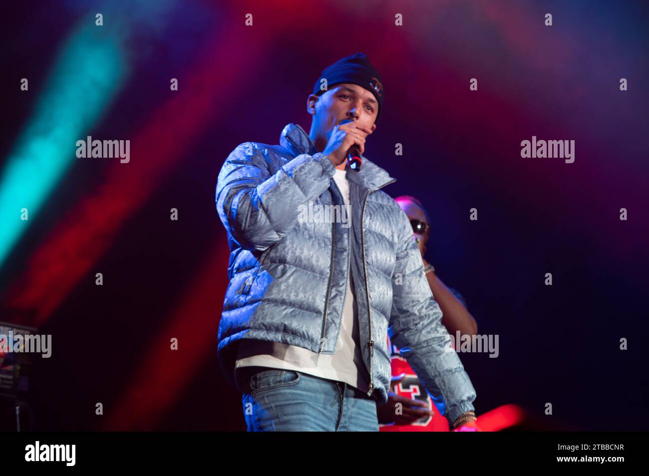 Slim still working 2 review hi-res stock photography and images - Alamy