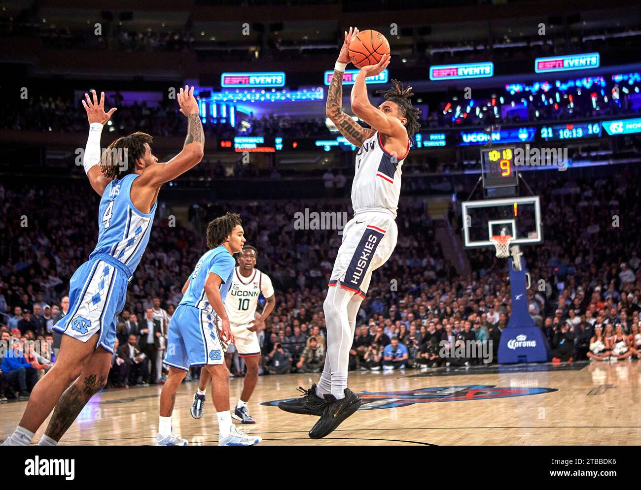 Connecticut Huskies guard Solomon Ball (1) shoots against North ...