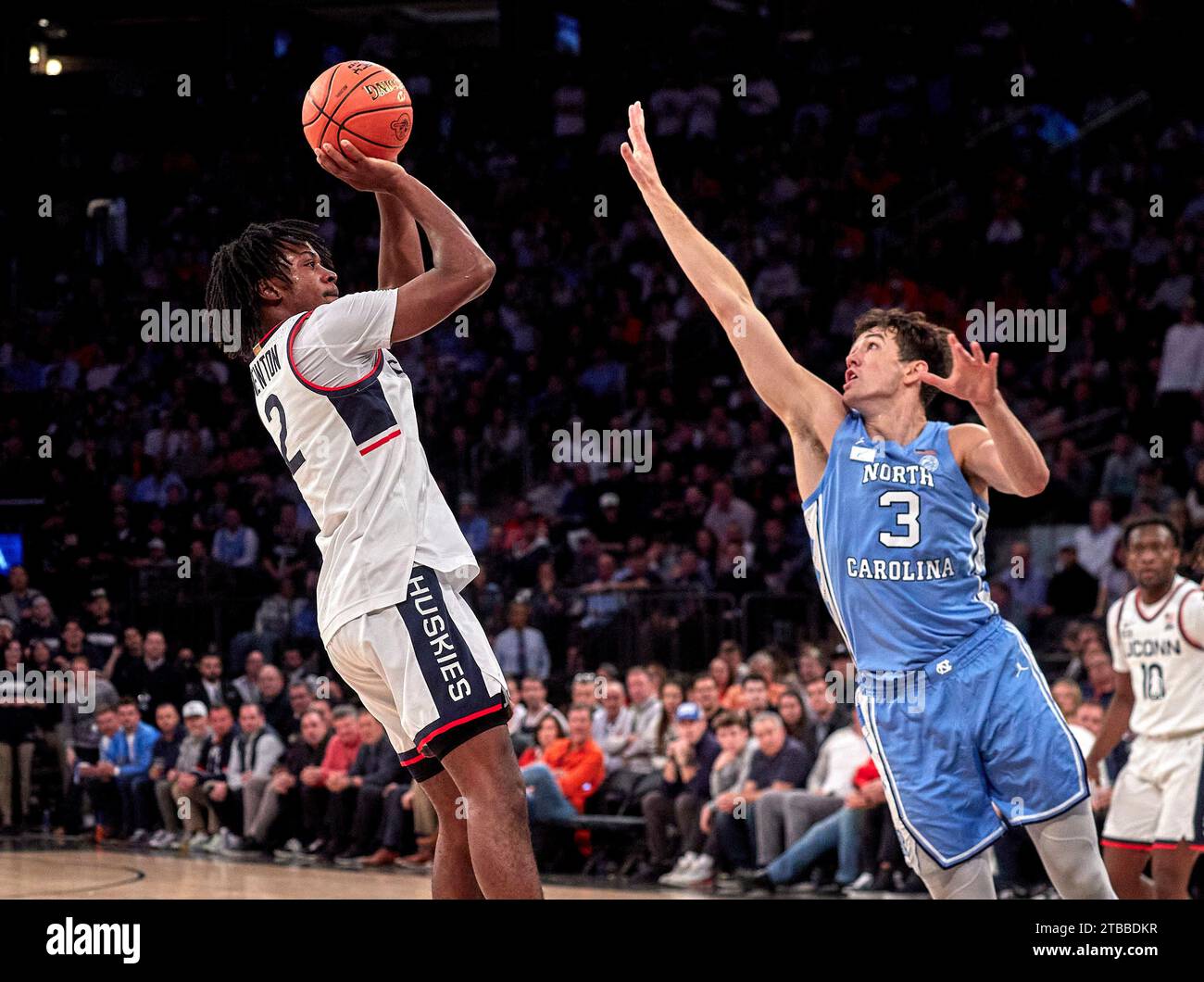 Connecticut Huskies guard Tristen Newton (2) shoots against North ...