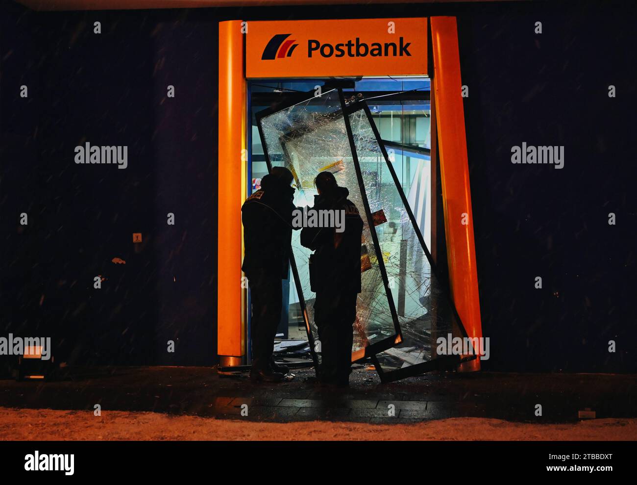 Berlin, Germany. 06th Dec, 2023. Police officers stand in the destroyed ...