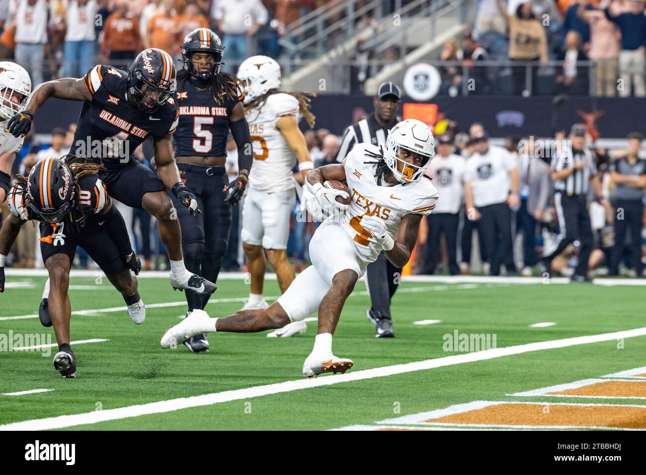 ARLINGTON, TX - DECEMBER 02: Texas Longhorns running back CJ Baxter (#4 ...