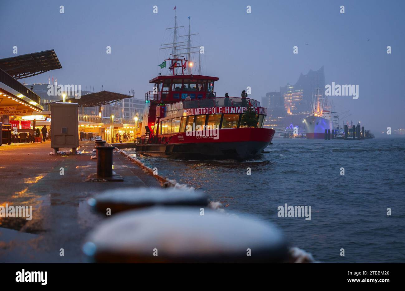 06 December 2023, Hamburg: An HVV harbor ferry departs from the ...
