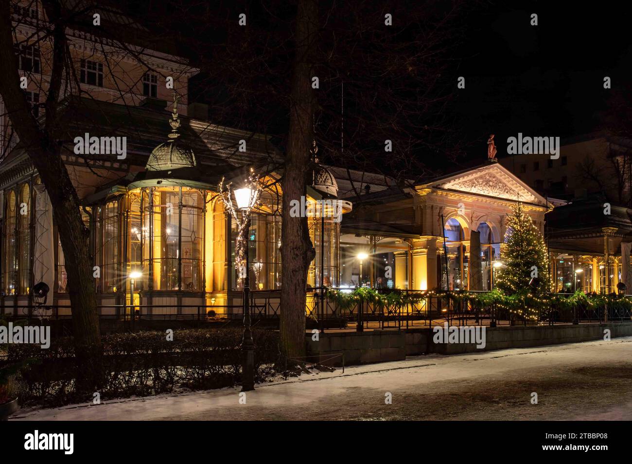 Restaurant Kappeli after dark in Esplanade Park, Helsinki, Finland ...