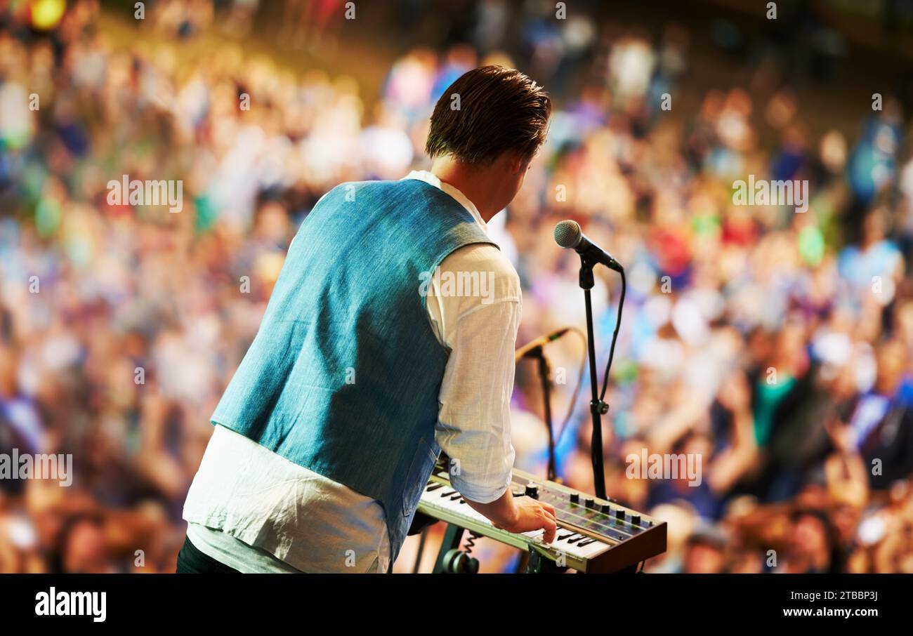 Back to back at stage play hi-res stock photography and images - Alamy