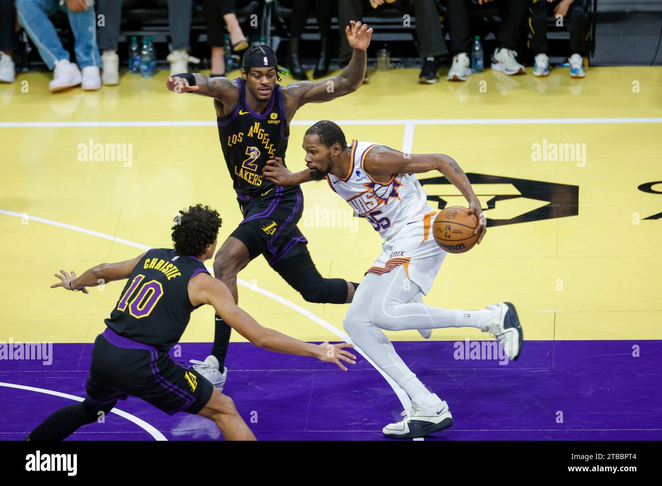 Los Angeles, USA. 5th Dec, 2023. Phoenix Suns' Kevin Durant (R) drives against Los Angeles ...