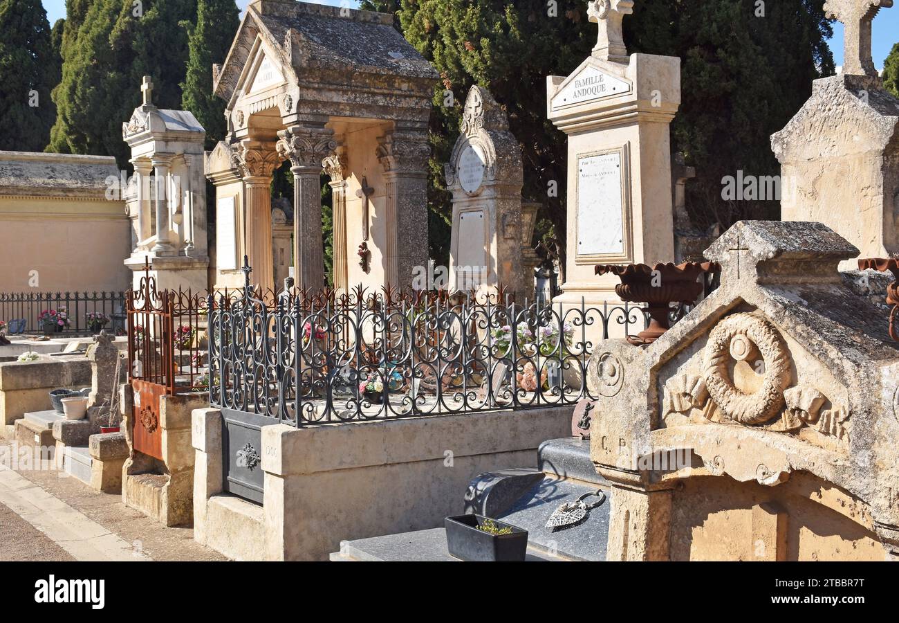 The wonderful Cimetière Vieux, the old cemetery in Béziers, France ...
