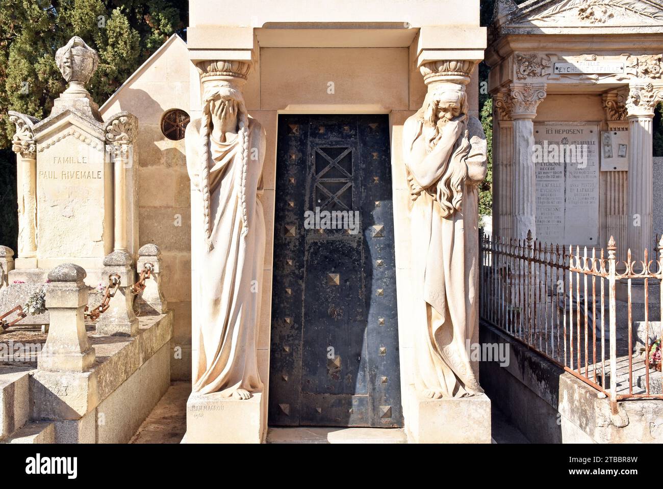 The wonderful Cimetière Vieux, the old cemetery in Béziers, France ...