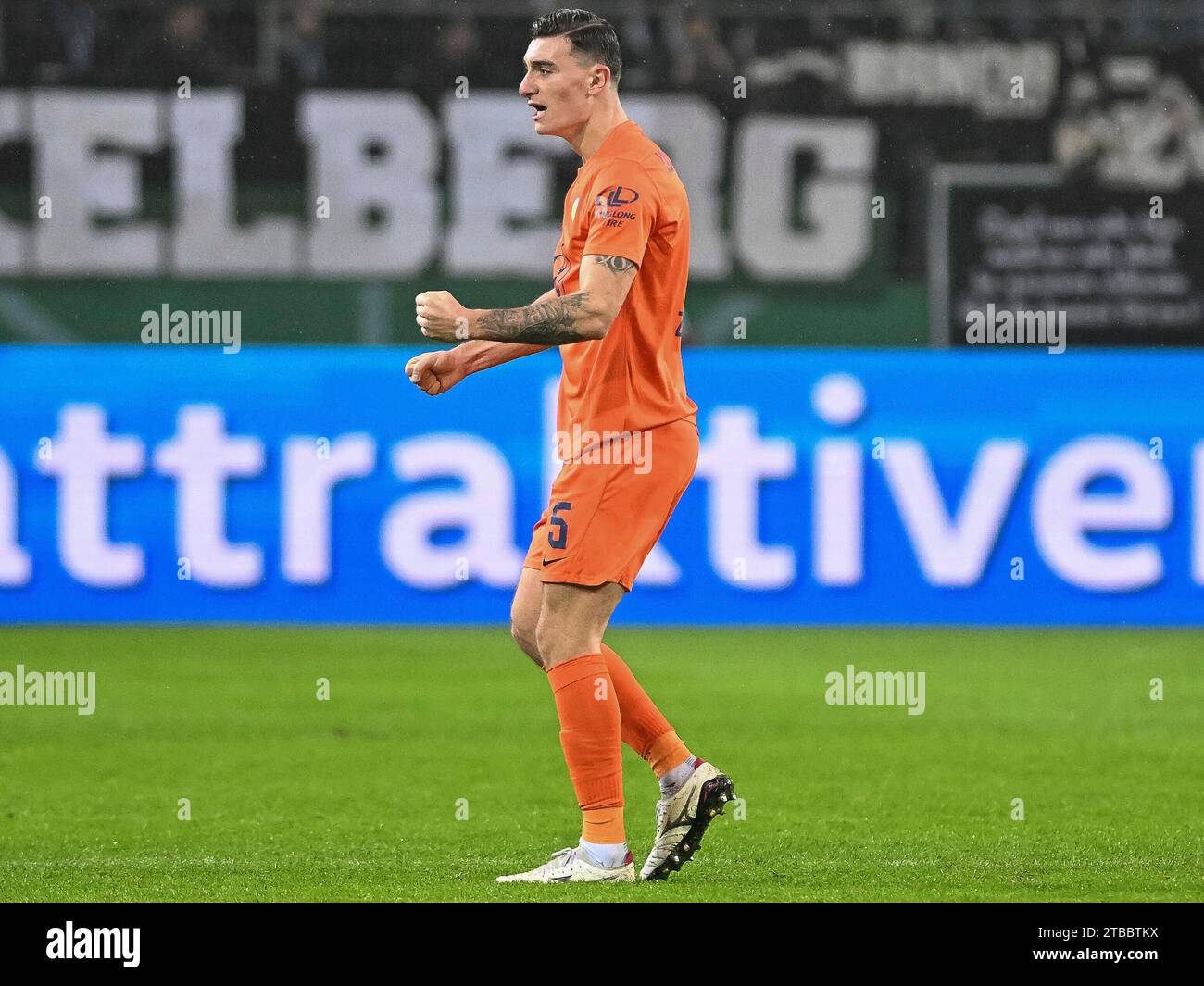 Der Jubel von Cedric Zesiger (VFL Wolfsburg, #05) wird durch den VAR im ...