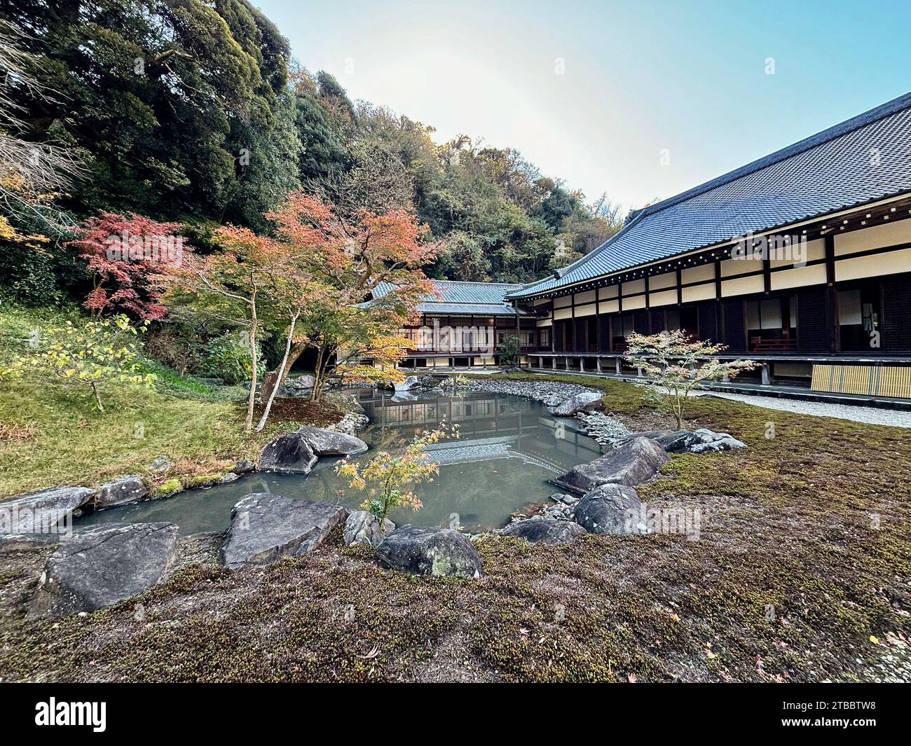 A beautiful Japanese zen garden at Engaku-ji Temple in Kamakura, Japan ...
