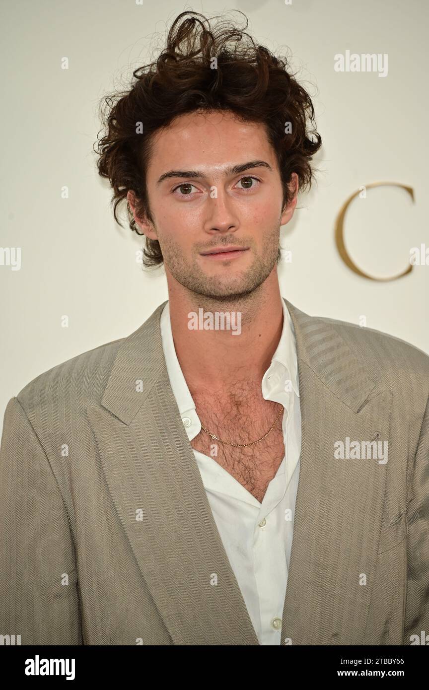 London, UK. 5th Dec, 2023. Oli Green attends Netflix Presents The Crown ...