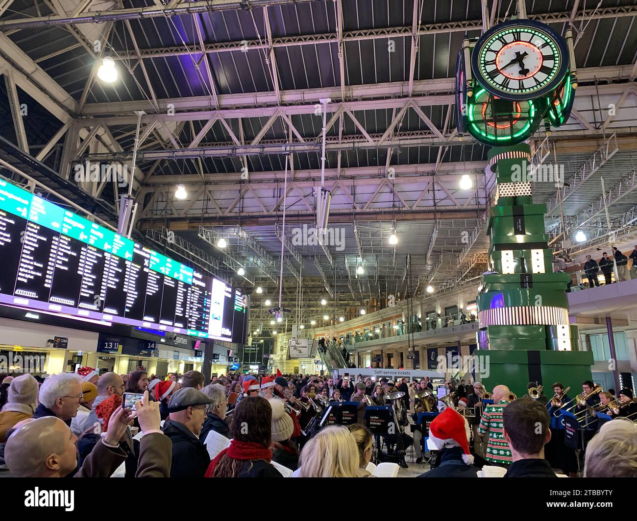 Waterloo station clock hi-res stock photography and images - Alamy