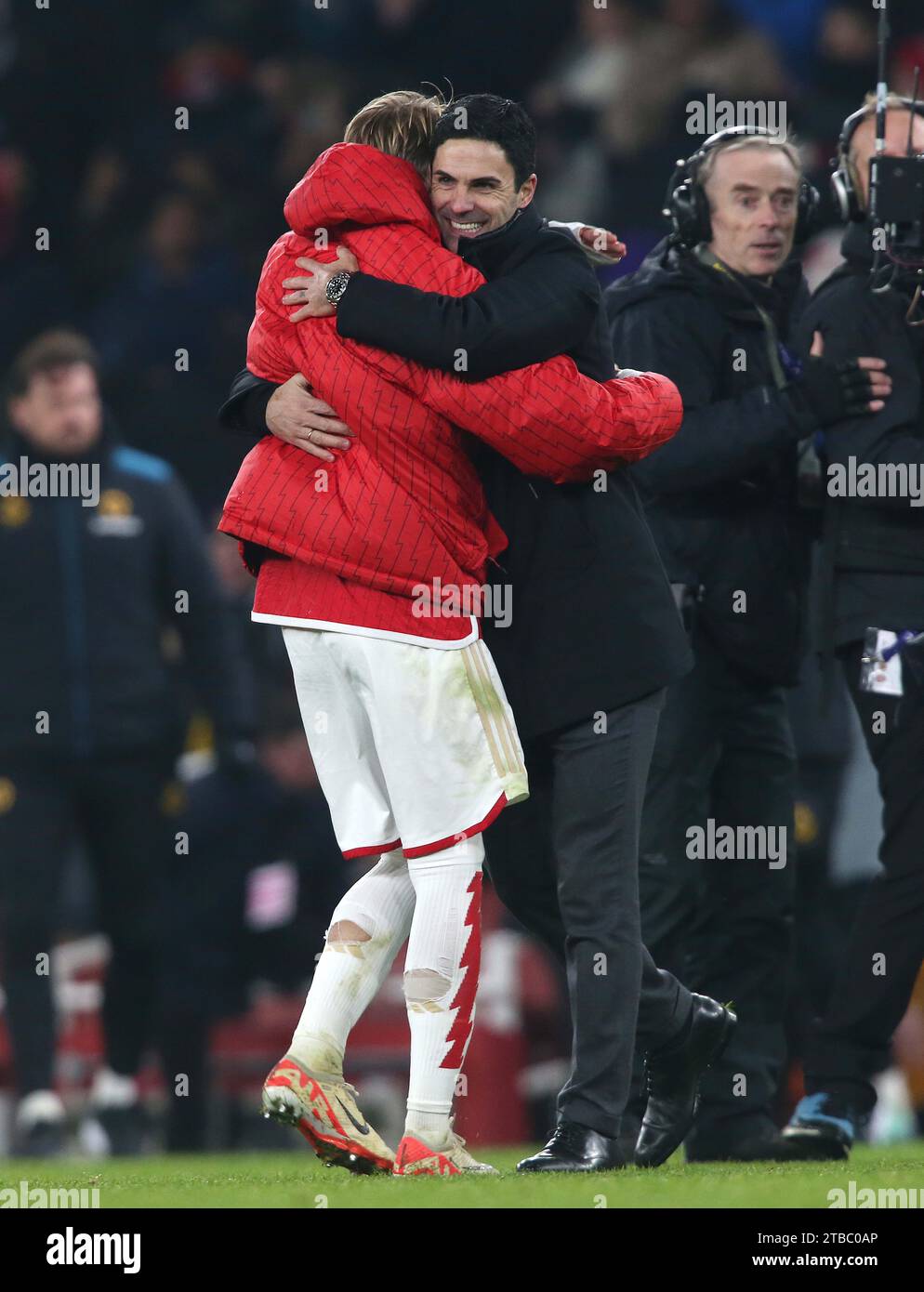 Mikel Arteta Manager of Arsenal celebrate the victory with goal scorer ...