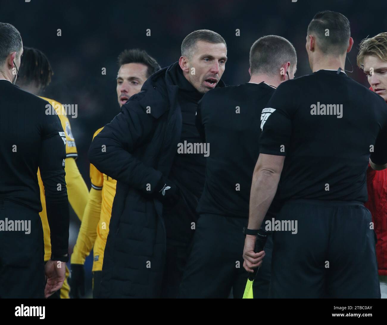 Gary o'neil referee hi-res stock photography and images - Alamy