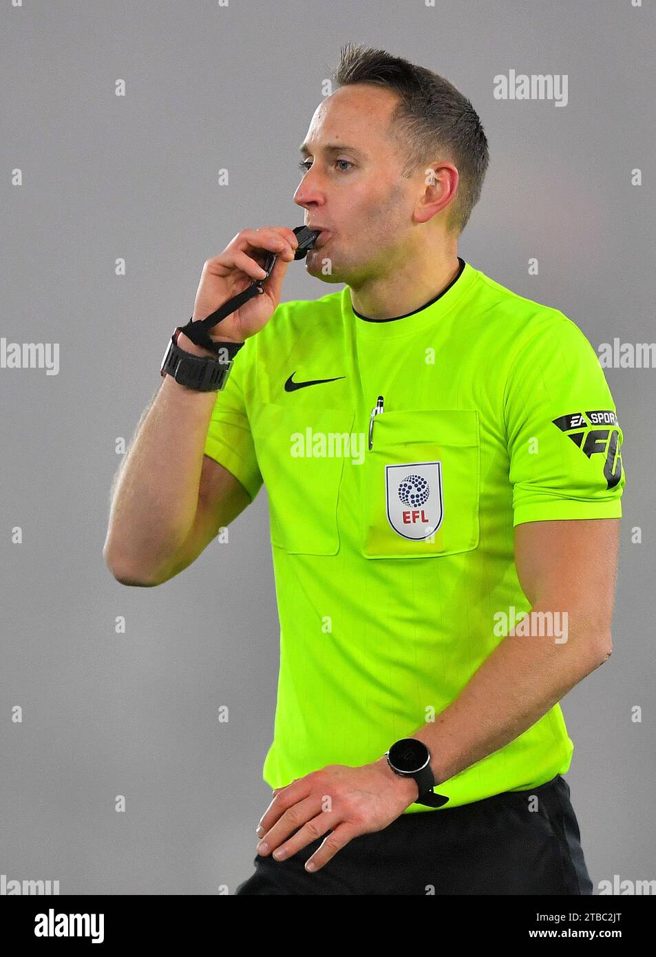James bell referee hi-res stock photography and images - Alamy