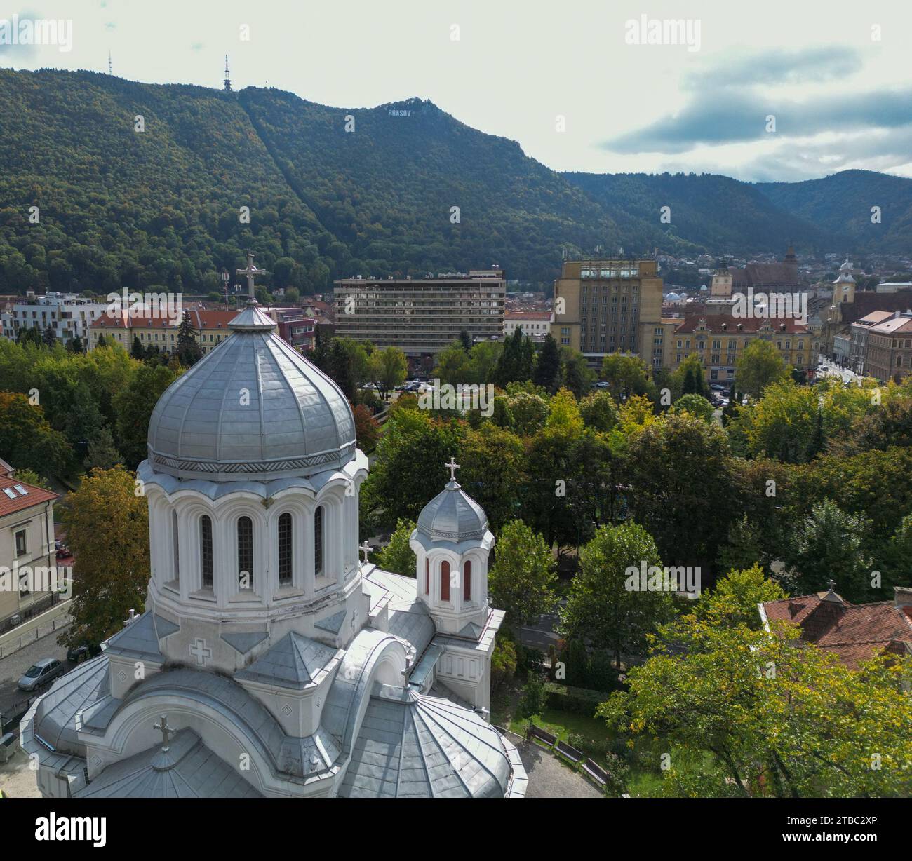 The city skyline with Biserica Buna Vestire Orthodox church. Brasov ...