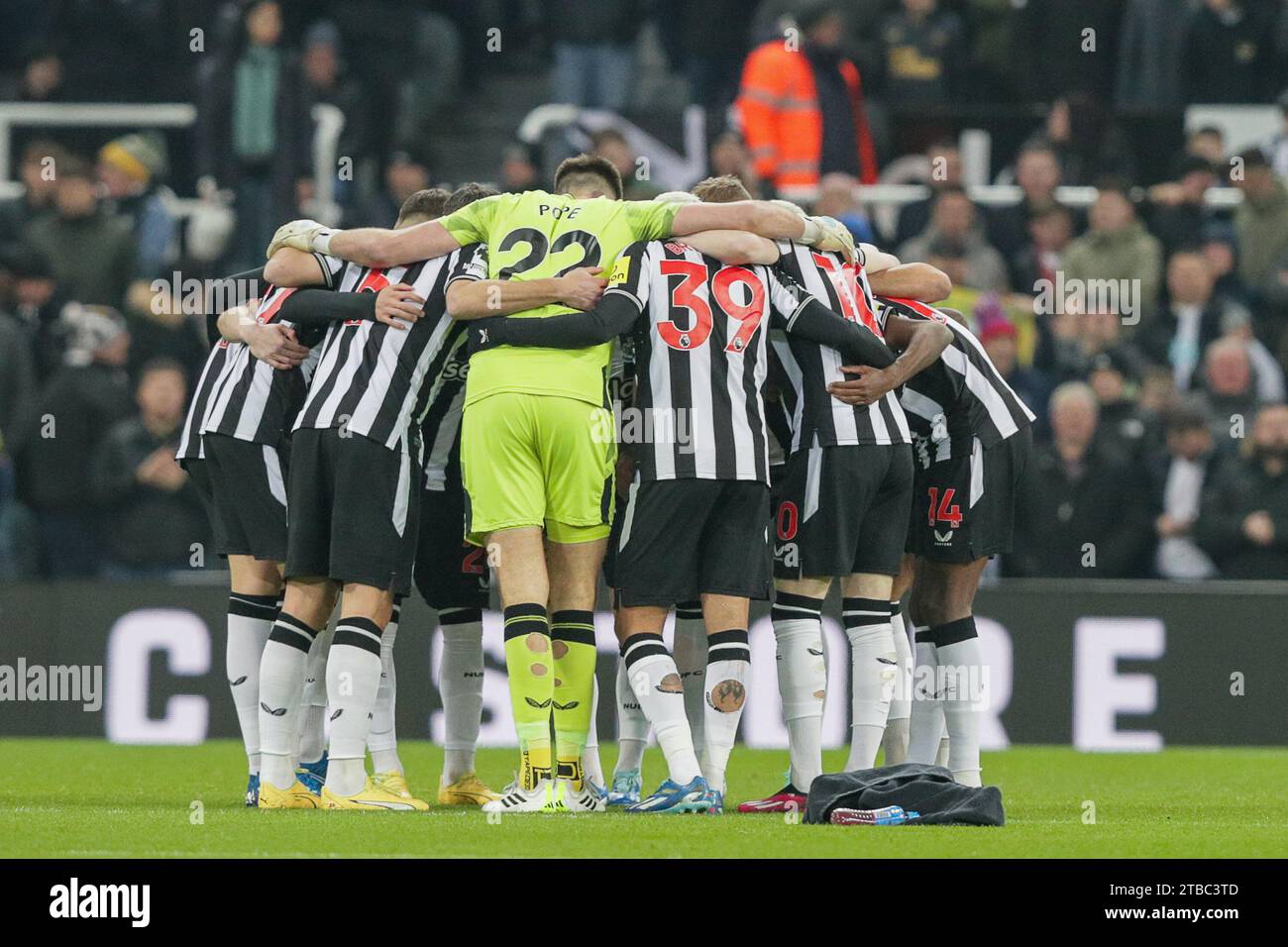 Newcastle United huddle before kick off - Newcastle United v Manchester ...