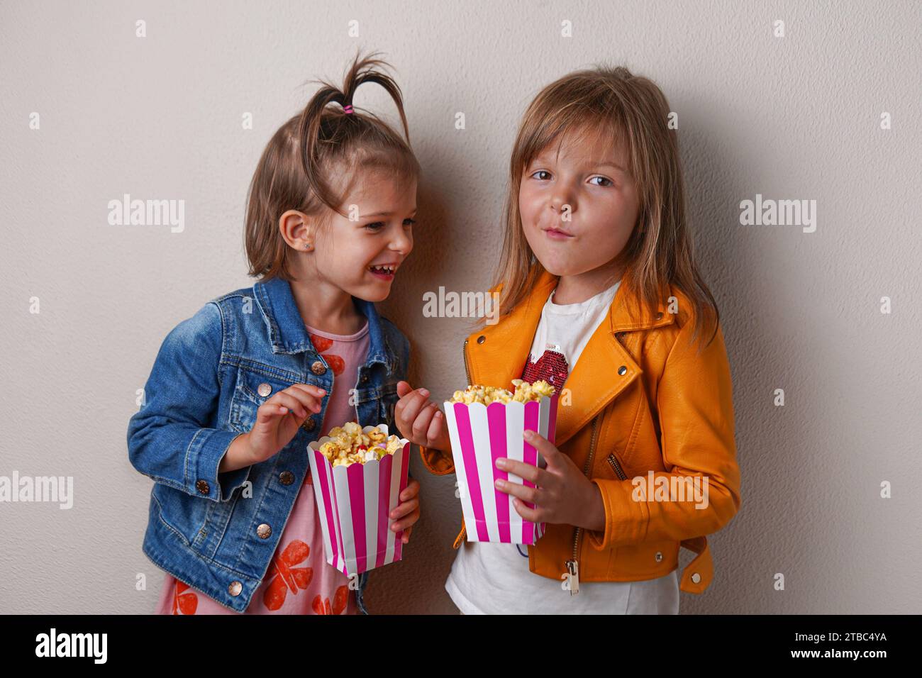 Girls eat popcorn hi-res stock photography and images - Alamy