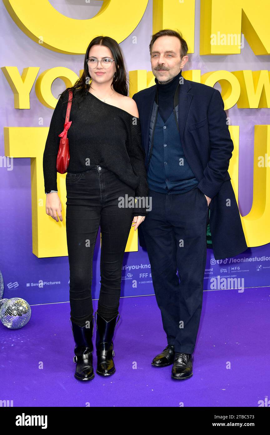 Aleksandar Jovanovic mit Tochter Luna bei der Premiere des Kinofilms ...