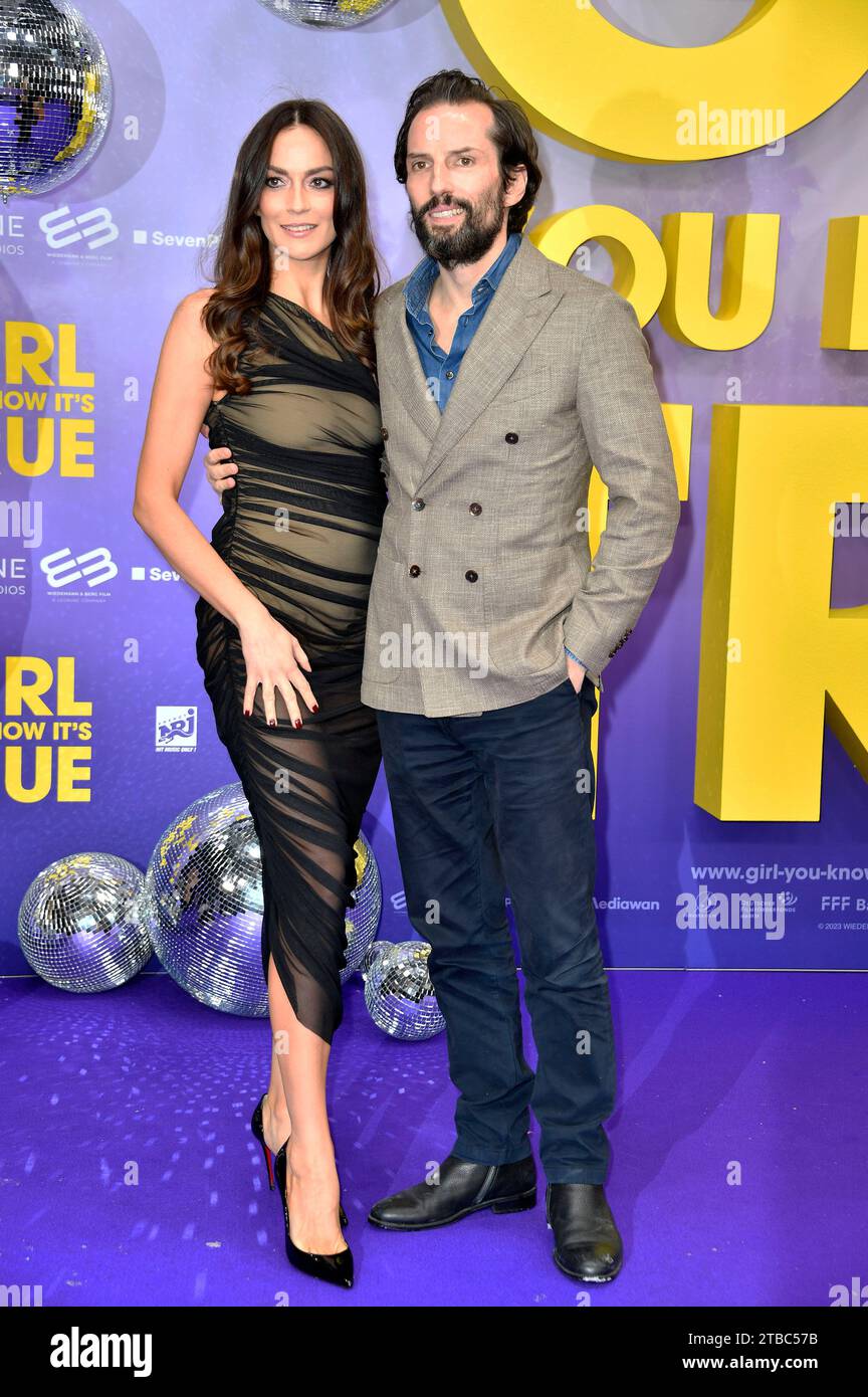 Quirin Berg mit Partnerin Kara Ann Hecker bei der Premiere des ...