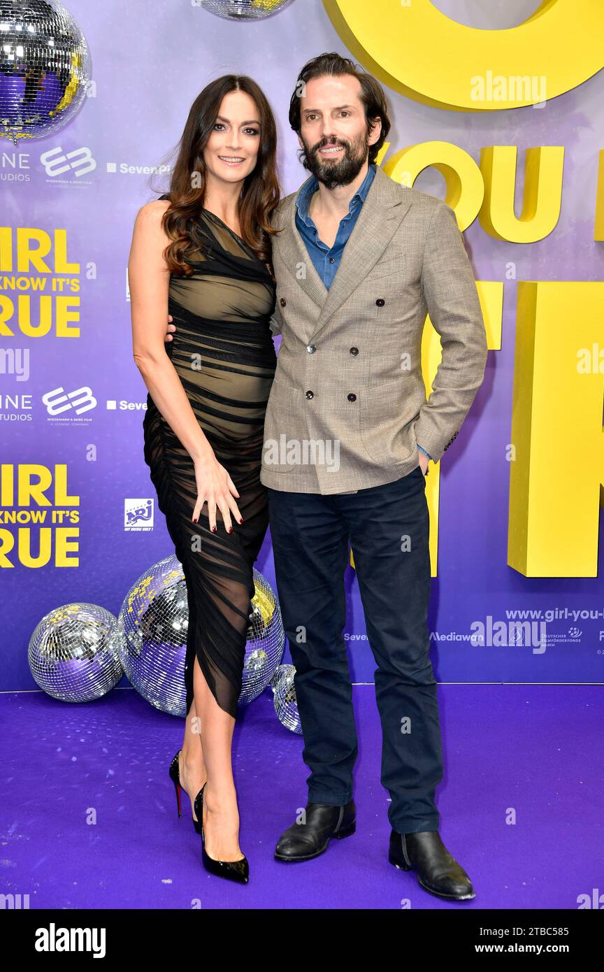 Quirin Berg mit Partnerin Kara Ann Hecker bei der Premiere des ...