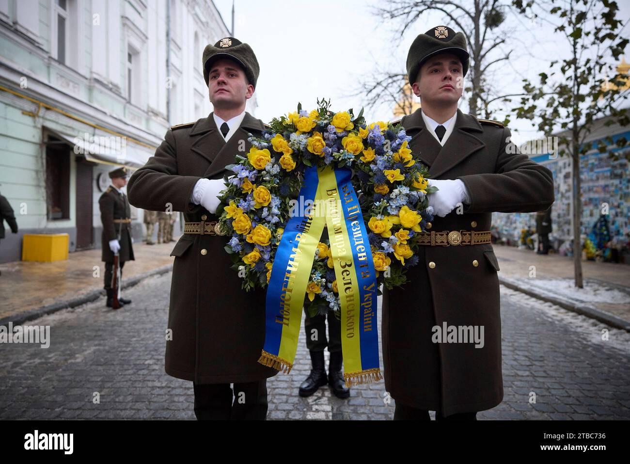 Honour guard soldiers carry hi-res stock photography and images - Alamy